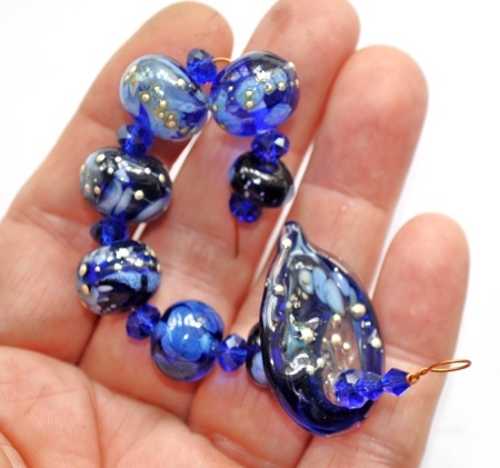 anheng og 5 lampworkperler, blå - Epla