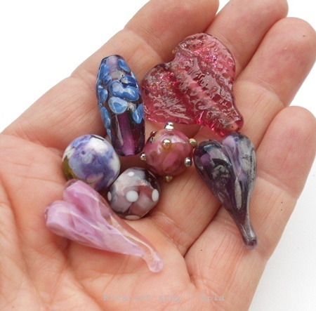 7 lampworkperler - hvorav 3 hjerter - Epla