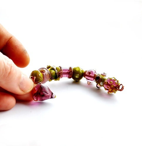 Håndlaget perlesett - lilla hjerte og 8 lampworkperler - Epla