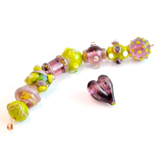 Håndlaget perlesett - lilla hjerte og 8 lampworkperler - Epla