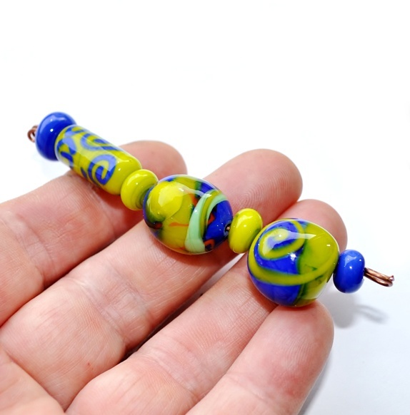 Sett med blå og grønne rustikke lampworkperler - Epla