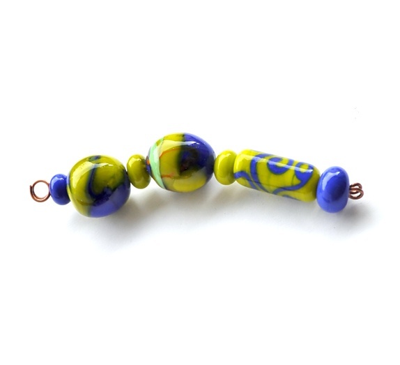 Sett med blå og grønne rustikke lampworkperler - Epla