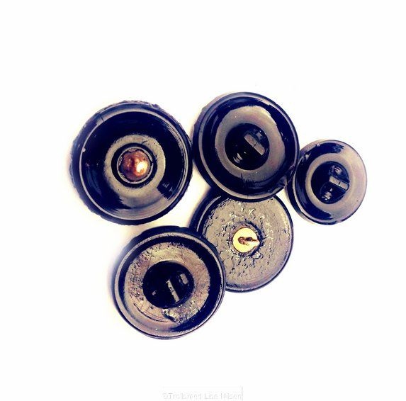 5 assorterte gamle sorte knapper - Epla