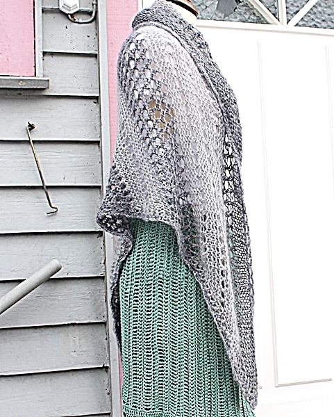 Stort og florlett sjal i grått. - Epla