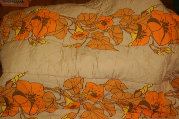 Retro vatt-teppe i gyldne farger,før 360,00 SALG 250,00 - Epla