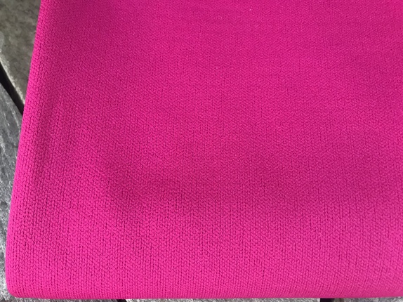 Vintage tekstil i nydelig, dyp rosa farge - Epla
