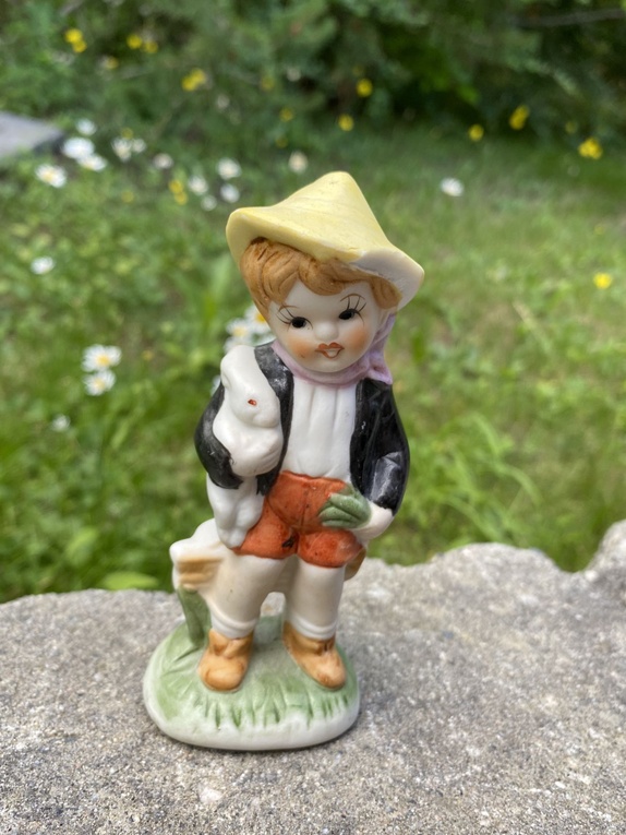 Tre uglasserte nostalgiske figurer - Epla