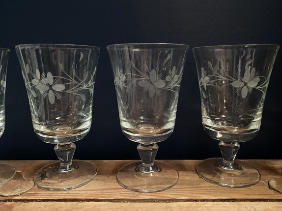 Vintage vinglass med blomstergravyr - Epla