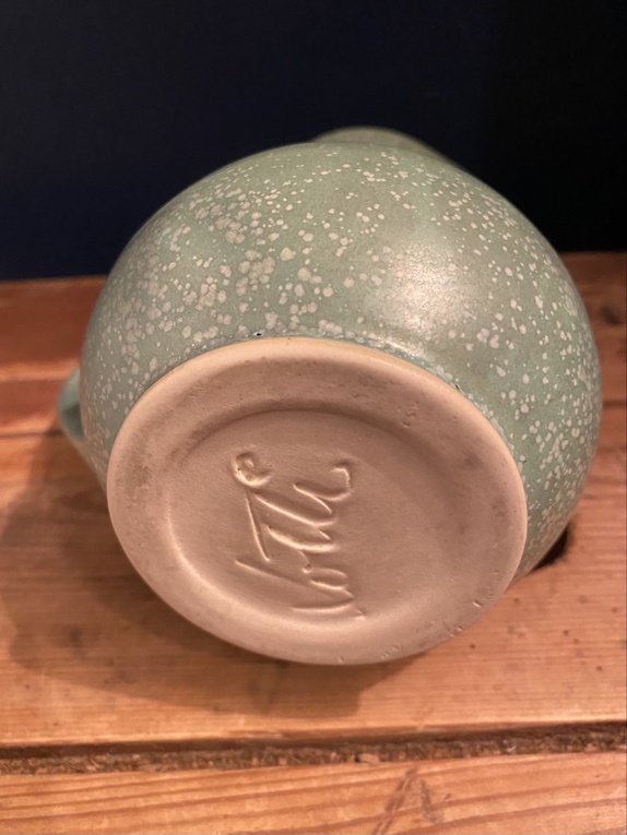 Flott, liten mugge i keramikk av Julie Liebenberg - Epla