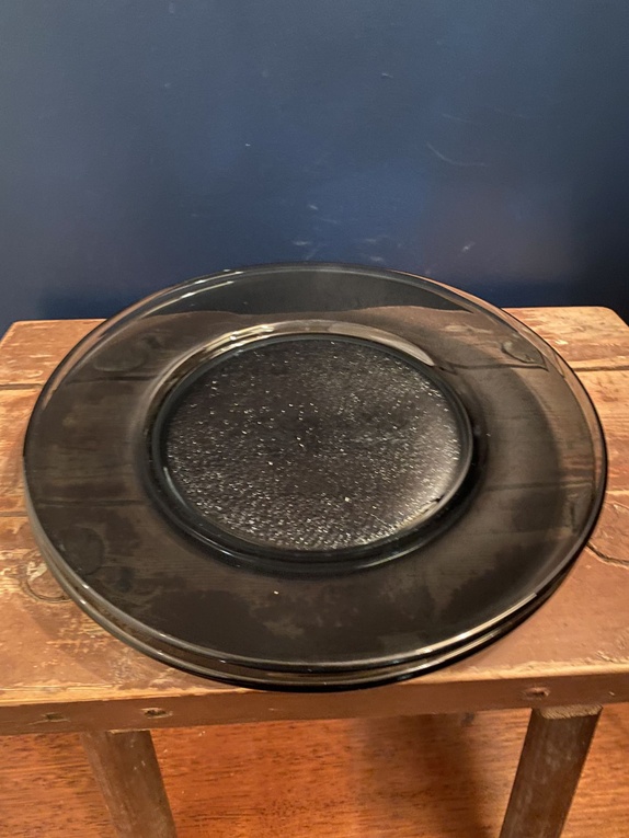 2 dekktallerkener med fuglemotiv i sotet glass - Epla