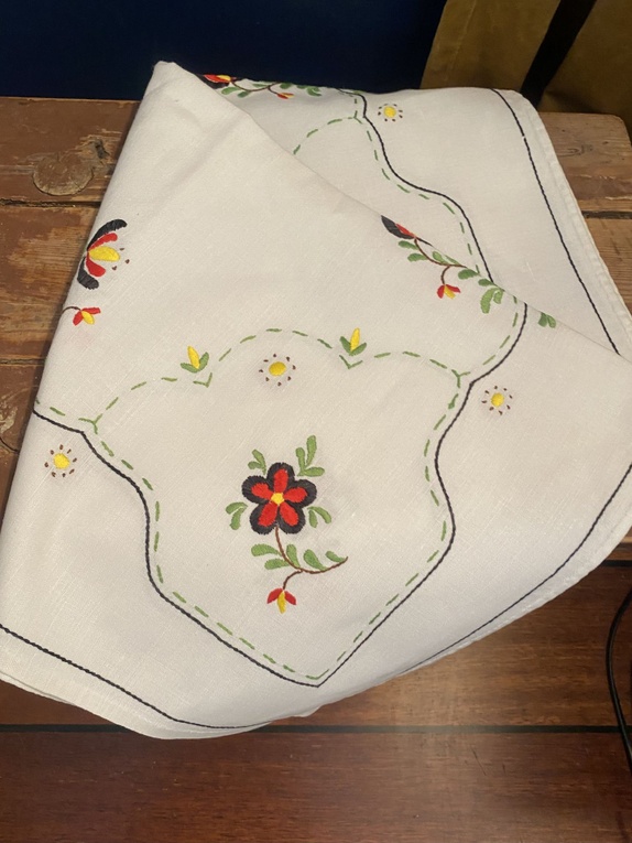 Håndbrodert duk - Epla