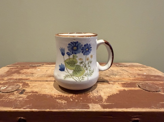 Vintage krus med blå blomster - Epla