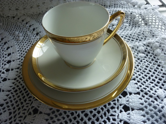 Vakkert, gammelt, hvitt kaffeservise med gulldekor - Epla