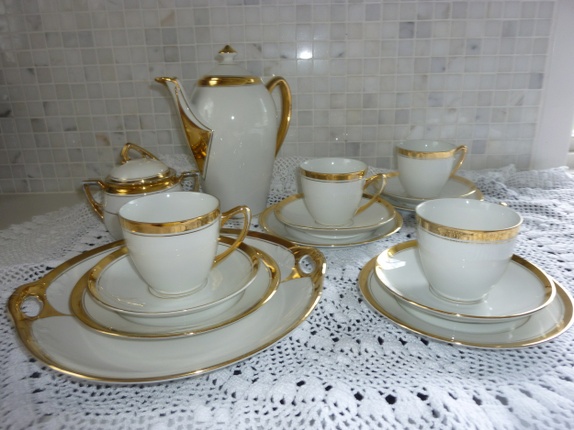Vakkert, gammelt, hvitt kaffeservise med gulldekor - Epla