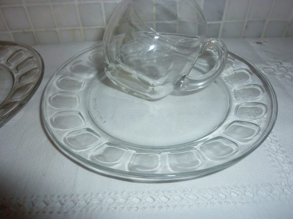 FØR KR 150,- To gamle espressokopper, to asjetter og en skål med fasettsliping - Epla