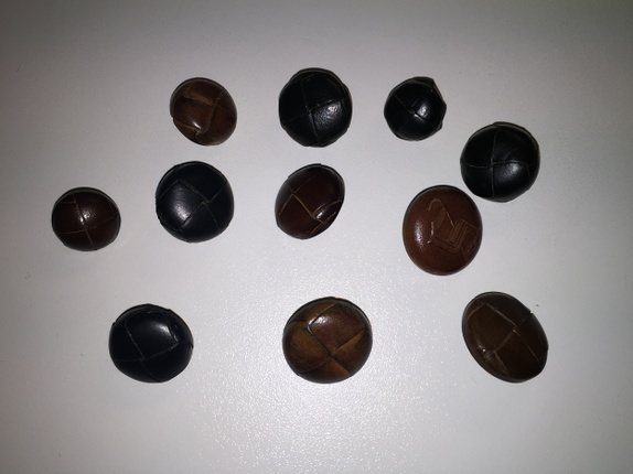 Elleve brune og svarte vintage knapper - Epla