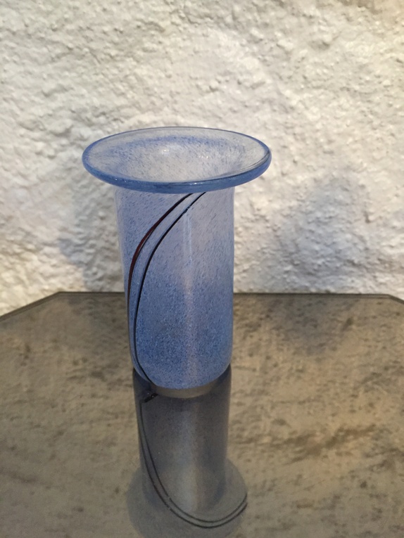 Kosta Boda - liten vase signert Bertil Vallien - Epla