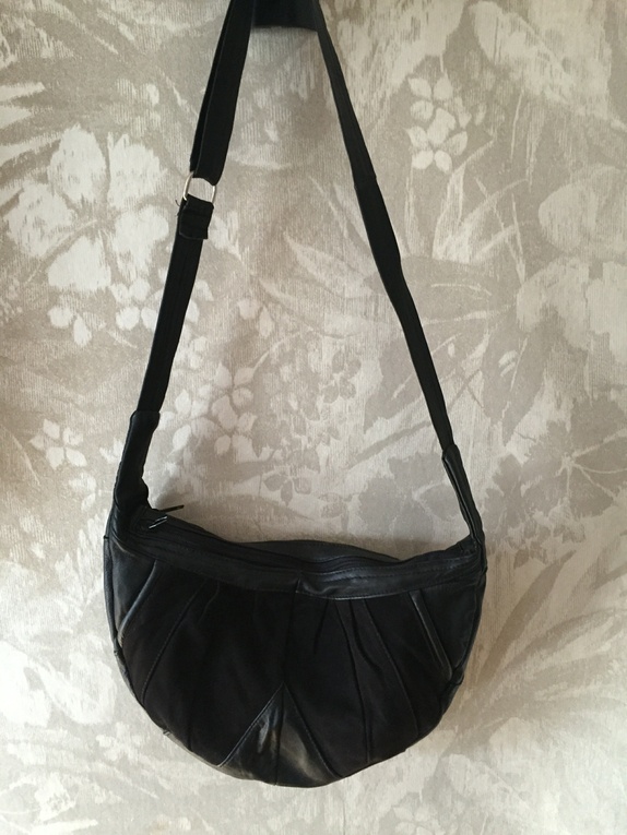 FØR KR 95,- Praktisk sort veske - Epla