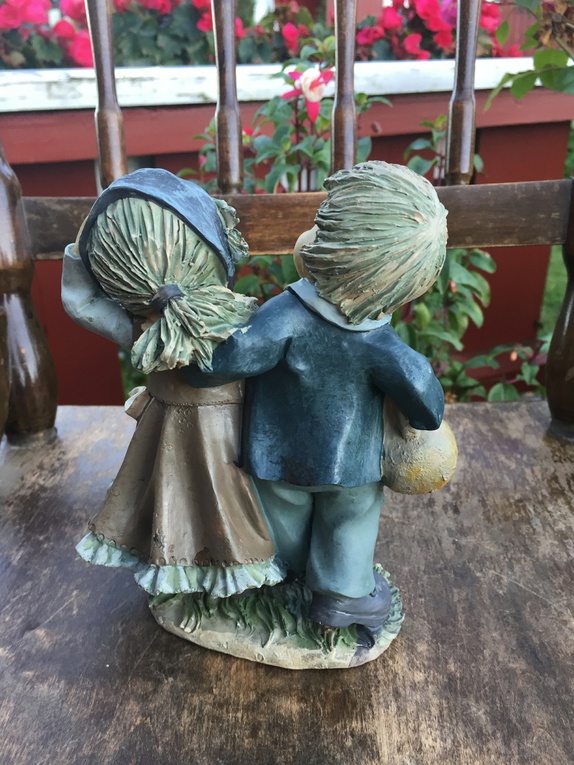 Nydelig pyntefigur, jente og gutt - Epla