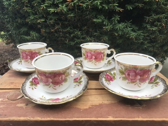 4 Kjempesøte kaffekopper med roser og vakker gulldekor - Epla