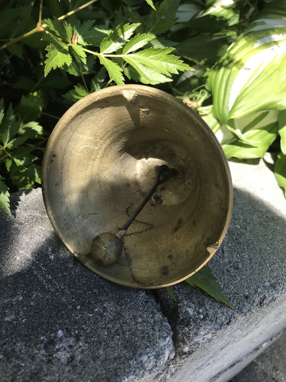 Fin eldre klokke i messing med god klang - Epla