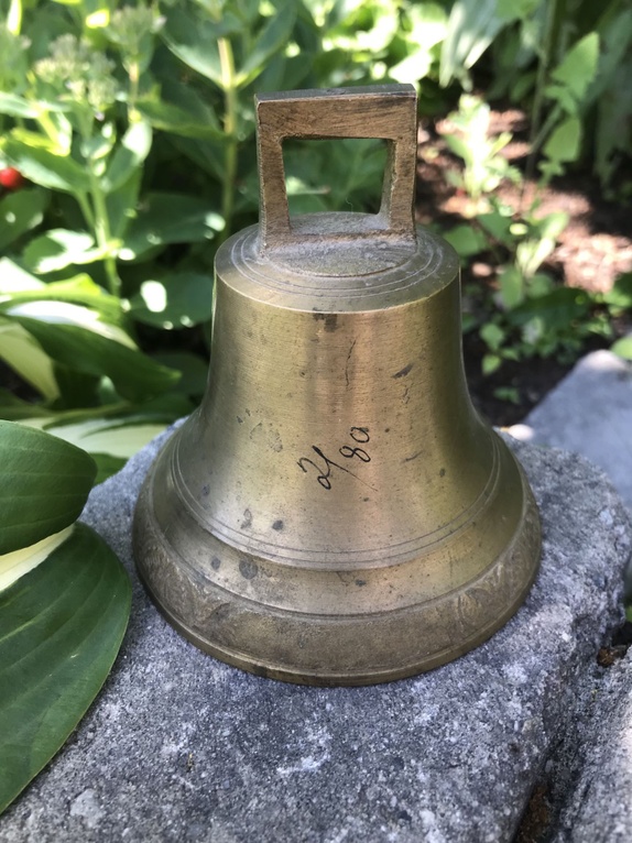 Fin eldre klokke i messing med god klang - Epla