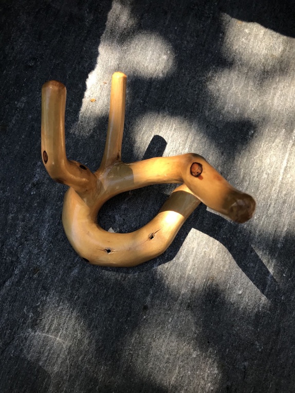 Gammel og dekorativ, liten håndlaget knagg i tre - Epla