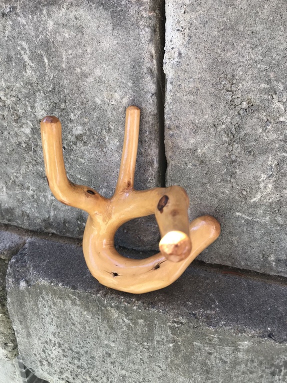 Gammel og dekorativ, liten håndlaget knagg i tre - Epla