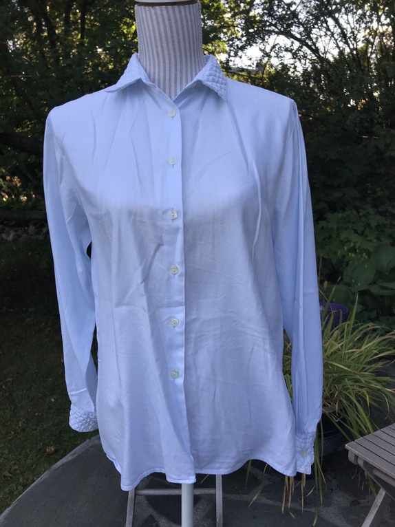 Lekker lyseblå bluse med flotte detaljer - Epla