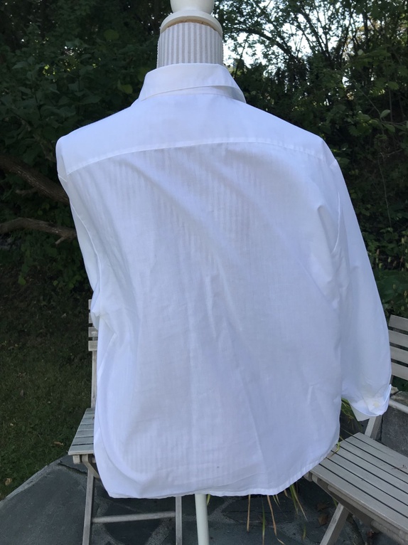 Lekker hvit bluse med flotte detaljer fra Lady Manhattan, Str 42 - Epla