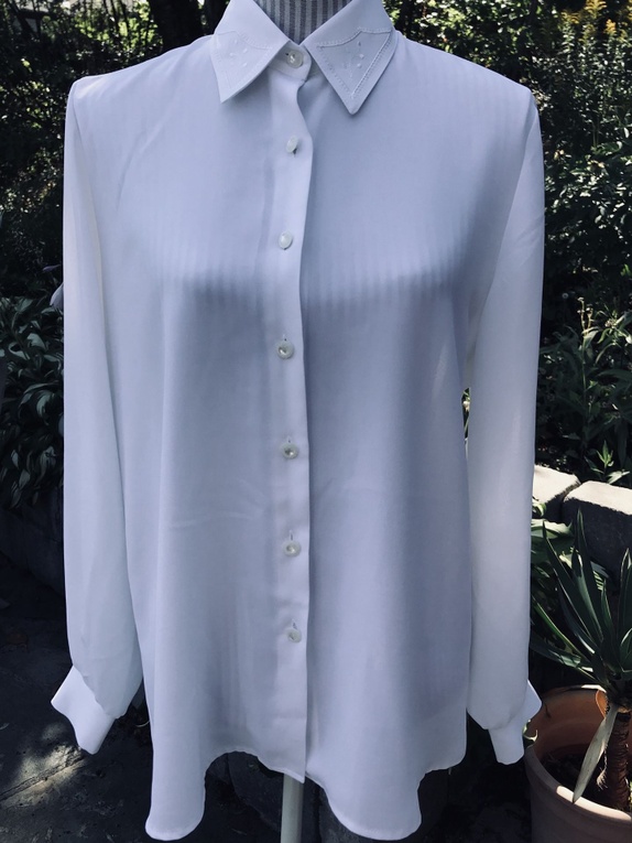 Pen hvit bluse med blondekrage Str 42 - Epla