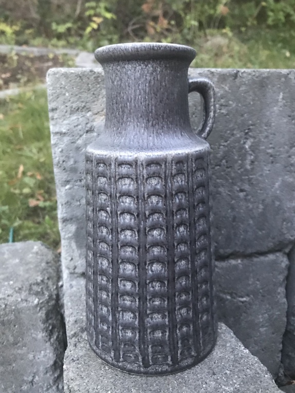 Dekorativ og flott keramikkvase i grått, Ilkra fat lava vase - Epla