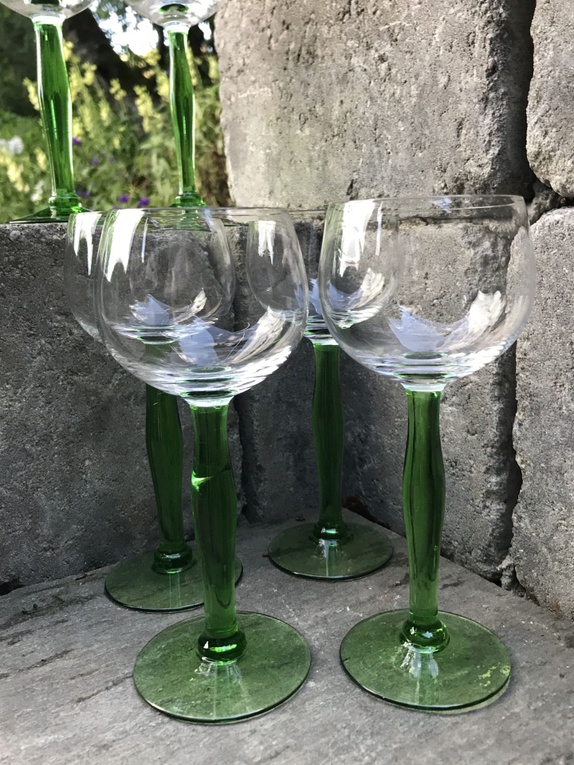 12 vintage vinglass med grønn stett - Epla