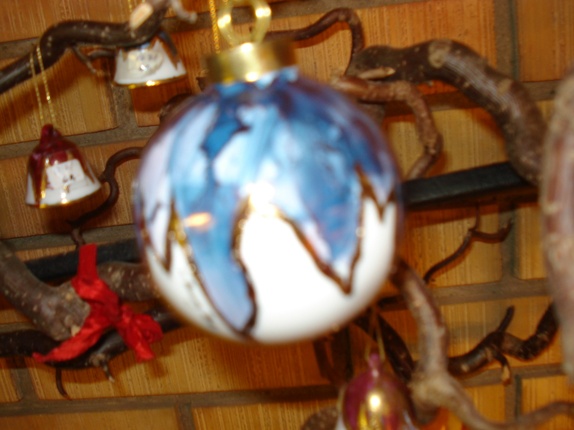 Håndmalt porselens Julekule - Epla