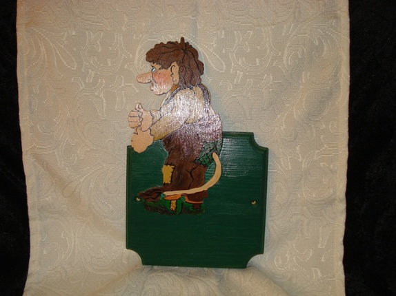 Håndlaget og Håndmalt tre dørskilt m/ utskåret troll på - Epla