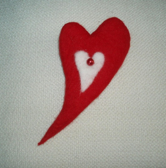 Hjertenål/brosje, rød ull med hvitt hjerte - Epla