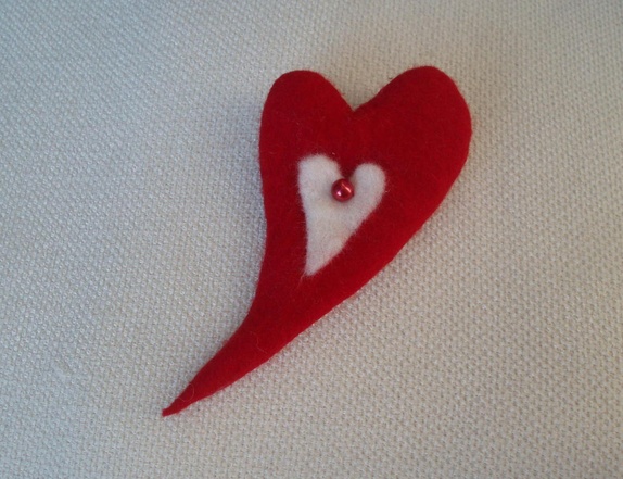 Hjertenål/brosje, rød ull med hvitt hjerte - Epla