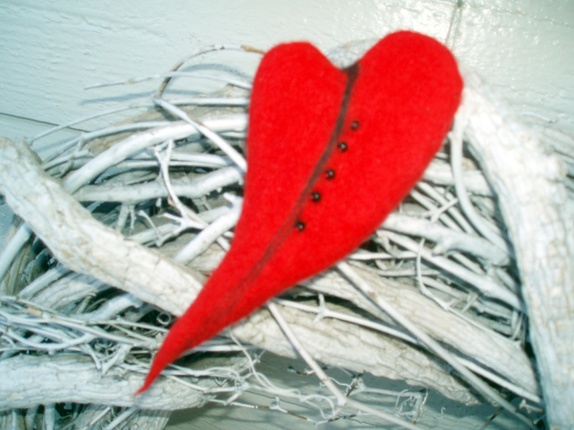 Rød hjerte brosje med sort dekor. - Epla