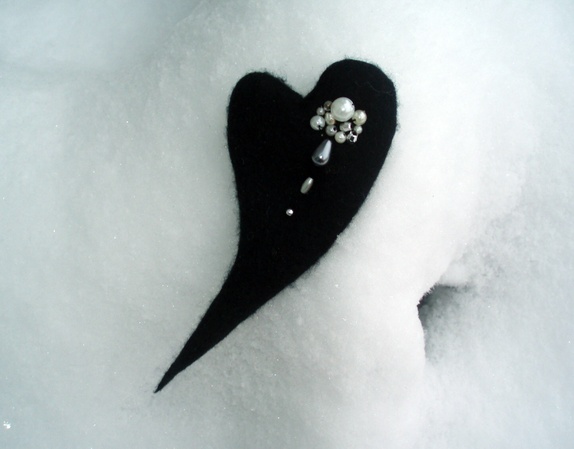 Sort hjerte i snøen. - Epla