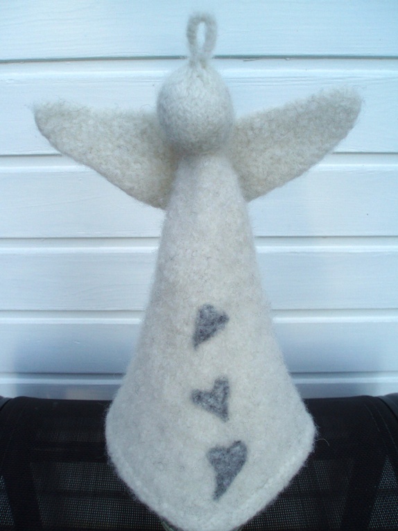Tovet engel med grå hjerter. - Epla
