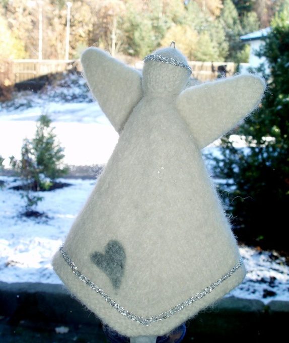 Tovet engel med sølv og grått hjerte. - Epla