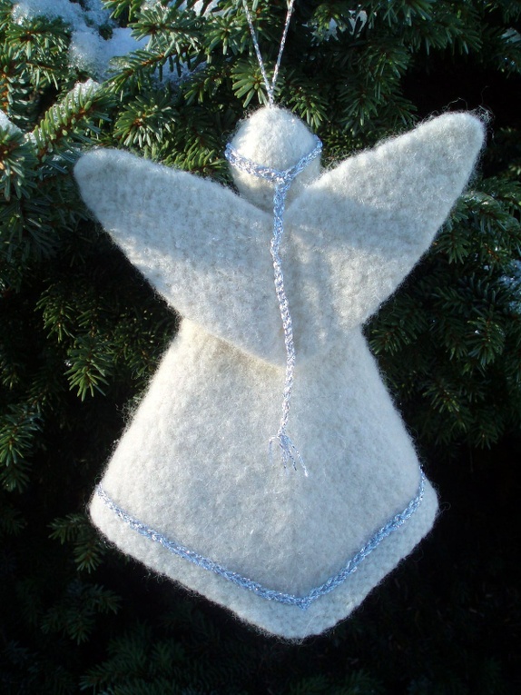 Tovet engel med sølv og grått hjerte. - Epla