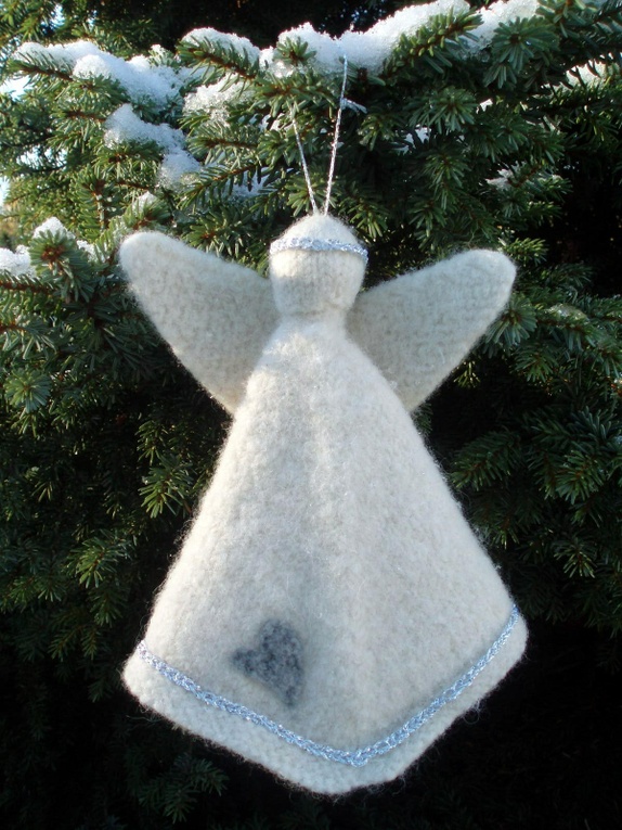 Tovet engel med sølv og grått hjerte. - Epla