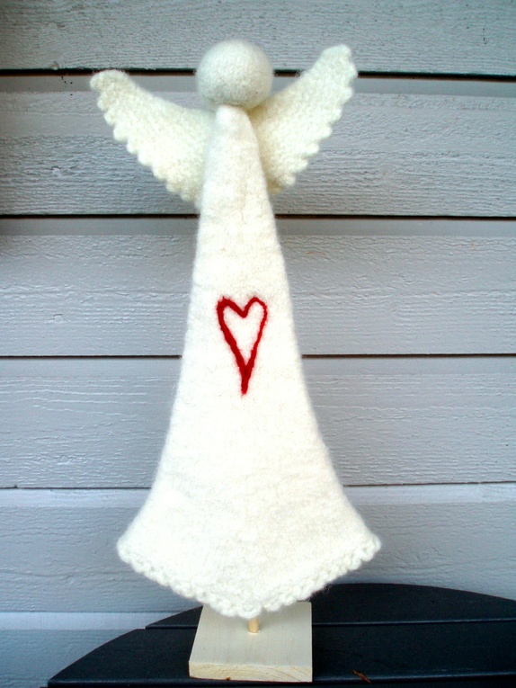 Stor engel med lite rødt hjerte. - Epla