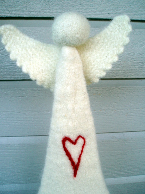 Stor engel med lite rødt hjerte. - Epla