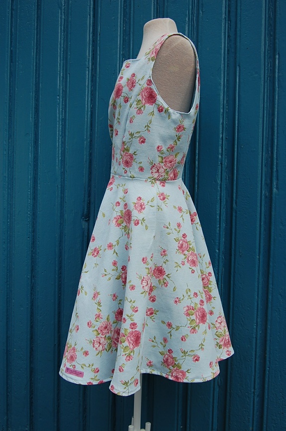 Klassisk kjole med rosemønster! - Epla