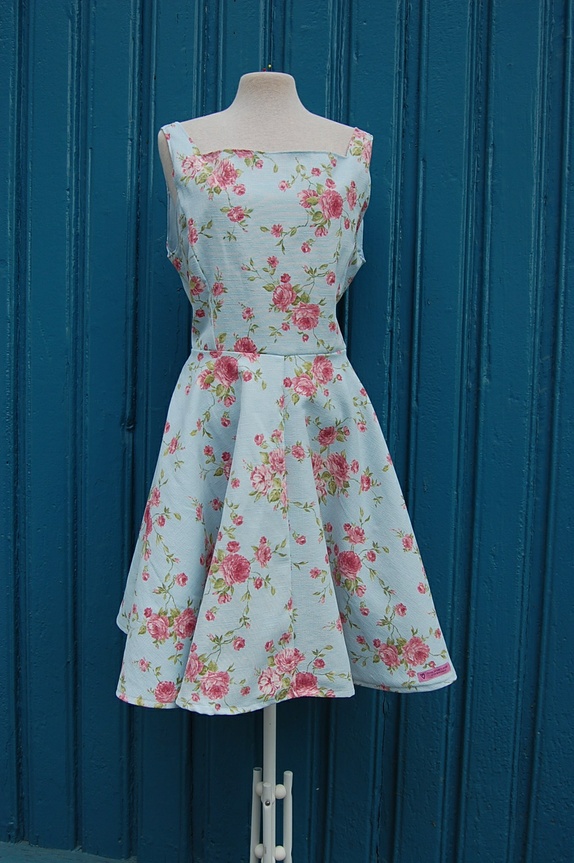 Klassisk kjole med rosemønster! - Epla