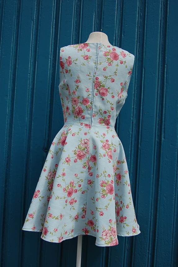 Klassisk kjole med rosemønster! - Epla