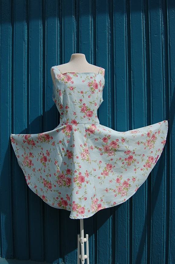 Klassisk kjole med rosemønster! - Epla