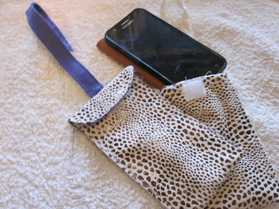 Mobiletui i "fake" skinn. Med håndleddlenke. 8 g.15 cm. - Epla